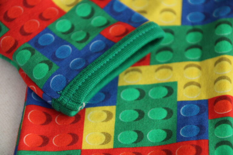 Babysæt med Lego-motiv - og brug af små stofrester